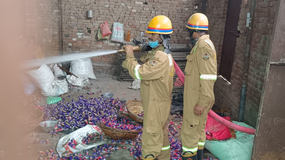 Amroha Factory Blast: पटाखा फैक्ट्री में ब्लास्ट से चार महिलाओं की मौत ...