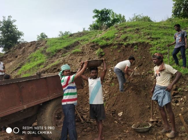 ग्रामीणों ने श्रमदान कर की सड़क की मरम्मत - generalnews