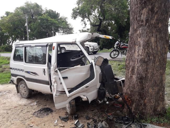 पेड़ से टकराई वैन, देवर-भाभी की मौत, नौ परिजन हुए घायल