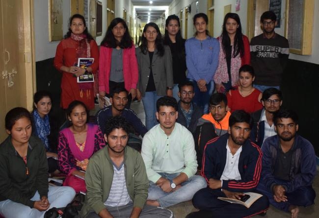 कुमाऊं विश्वविद्यालय के नोडल अधिकारी भी नहीं मना पाए विद्यार्थियों को