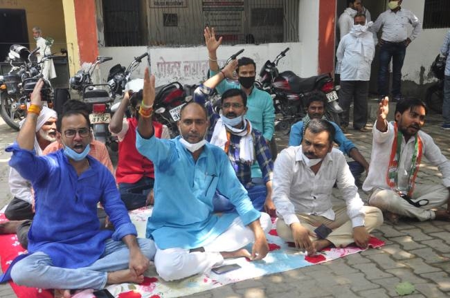 प्रदेश अध्यक्ष की गिरफ्तारी के विरोध में कांग्रेसजनों ने दिया धरना Congressmen Protest Against