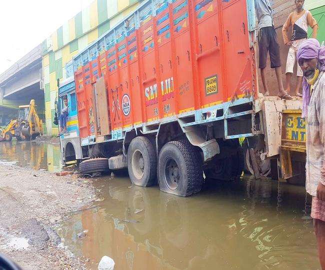 Jalandhars Highway of Potholes बाबू जी जरा संभलना जानलेवा साबित हो सकता ...