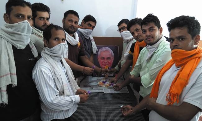 भाजपाइयों ने पूर्व प्रधानमंत्री अटल बिहारी वाजपेयी की पुण्यतिथि मनाई ...