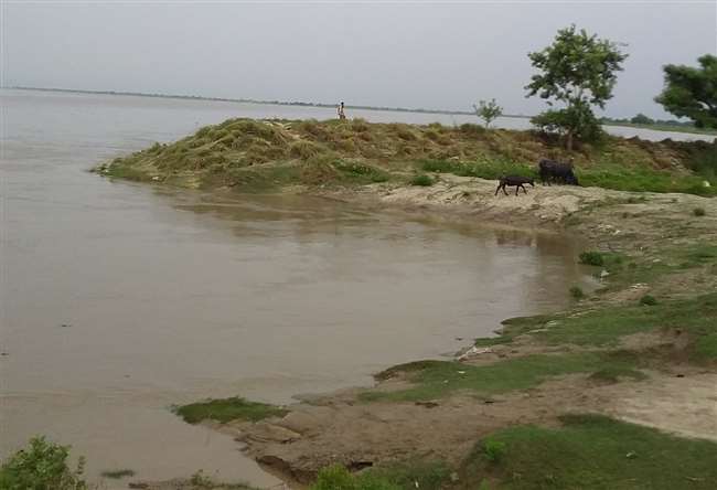 बलिया में गंगा व सरयू नदी बढ़ाव पर, बाढ़ चौकियां स्थापित कर प्रभावित ...