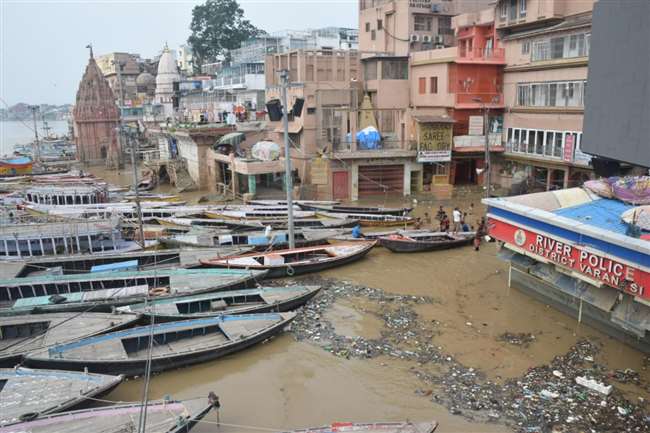 Flood In Varanasi : गंगा चेतावनी बिंदु से नीचे, जलस्तर में तेजी से ...