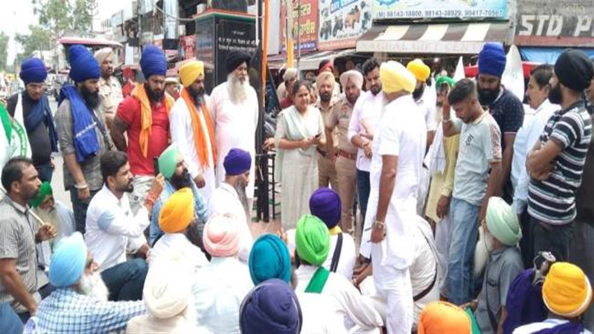 तिरंगा यात्रा के दौरान समाज विरोधी नारे लगाने के विरोध में किसान और सिख ...