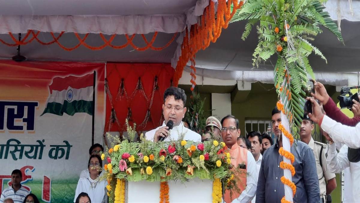 विकास के पथ पर निरंतर आगे बढ़ रहा कैमूर डीएम - Kaimur is continuously ...