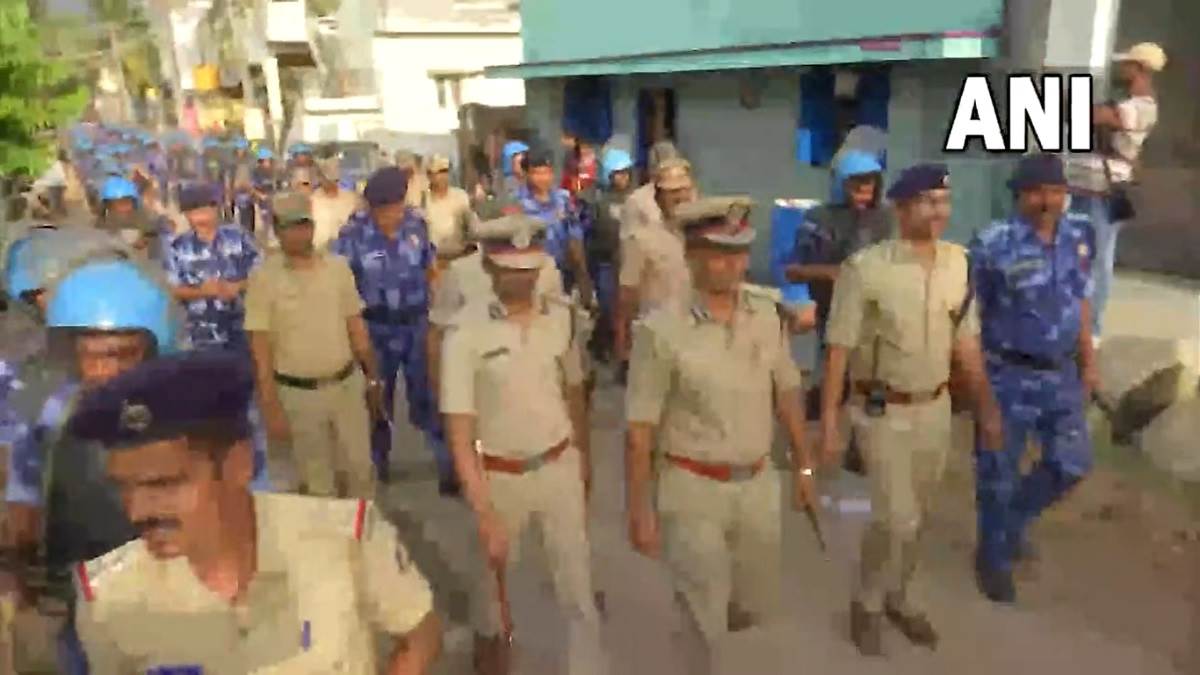 Karnataka Flex Controversy: सावरकर और टीपू सुल्तान के पोस्टर विवाद के ...