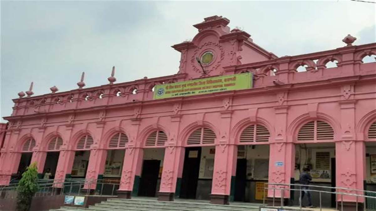 वाराणसी में मंडलीय अस्पताल की 150 सौ साल पुरानी बिल्डिंग ध्वस्त करने को ...