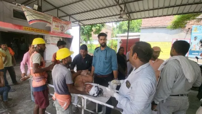Gorakhpur News: विद्युत पोल पर तार बदलते समय हुआ हादसा, पोल टूटने से ...