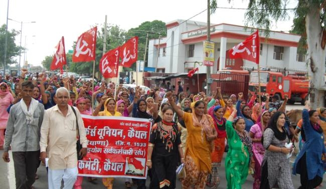 मांगों के समर्थन में मिड डे मील वर्करों ने किया प्रदर्शन - Mid-day mill ...