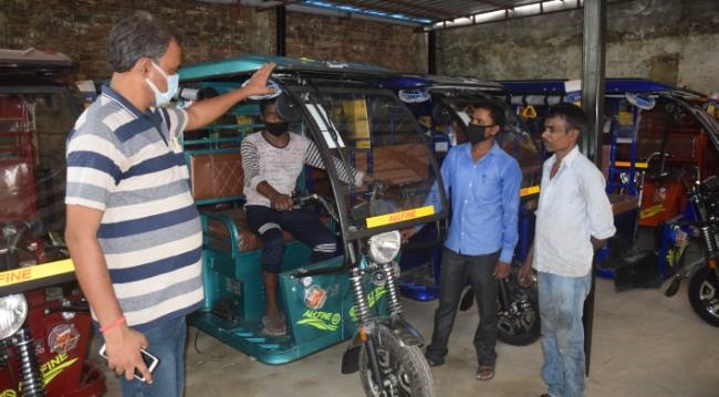 'बाजार' में कार से तेज हुई ट्रैक्टर-टोटो की रफ्तार - Car speed up ...