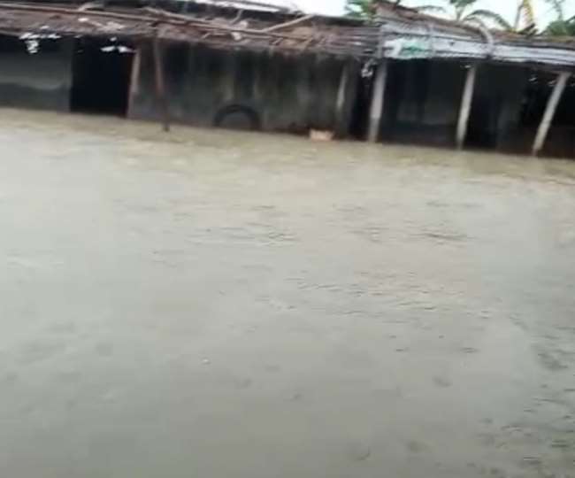नेपाल की बारिश से अररिया जिले की नदियां उफनाई हर ओर पानी ही पानी ...