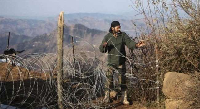 LOC Border Jammu Kashmir भारत-पाक सीमा पर मनियारी सेक्टर में तारबंदी के ...