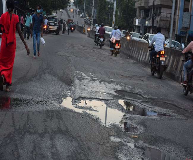 Roads of Dhanbad: बदहाल सड़कों पर हड्डियां करतीं कीर्तन, 207 किमी ...