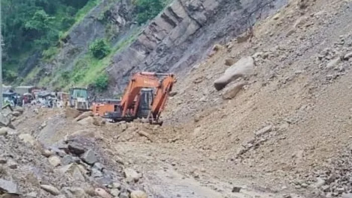 Uttarakhand News: भूस्‍खलन से ऋषिकेश बदरीनाथ हाईवे व्यासी के पास 4 घंटे ...