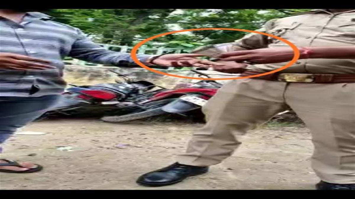 Police Bribe Case: नोएडा में रिश्वत लेते पुलिसकर्मी का वीडियो वायरल ...