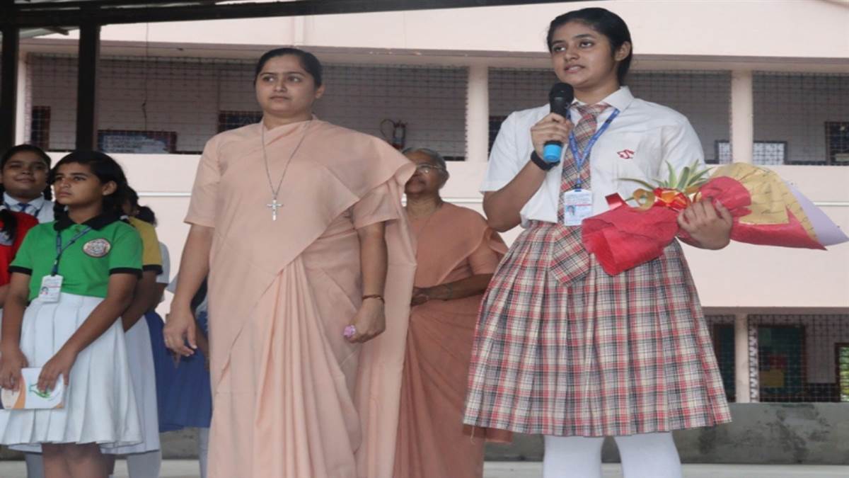 कार्मेल स्कूल की 12वीं की छात्रा बनी Famous हीरोइन, विद्यालय पहुंचने पर ...