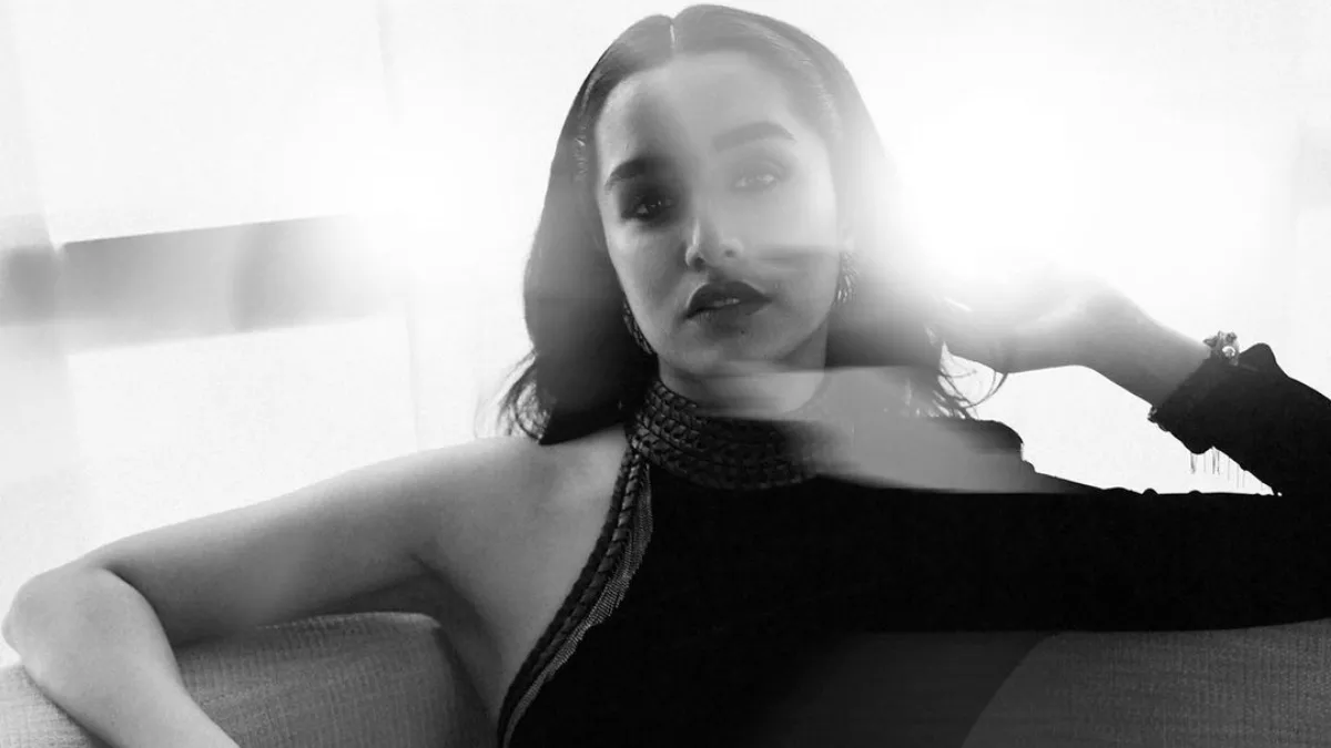 Shraddha Kapoor Bold Photos श्रद्धा कपूर ने थाई हाई स्लिट गाउन में
