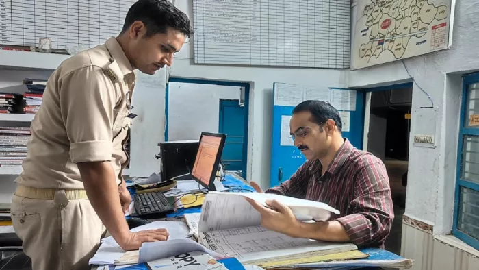 Etah News: देर रात चेंकिग के लिए चौकी पहुंचे SSP तो सोते मिले स्टेशन ...