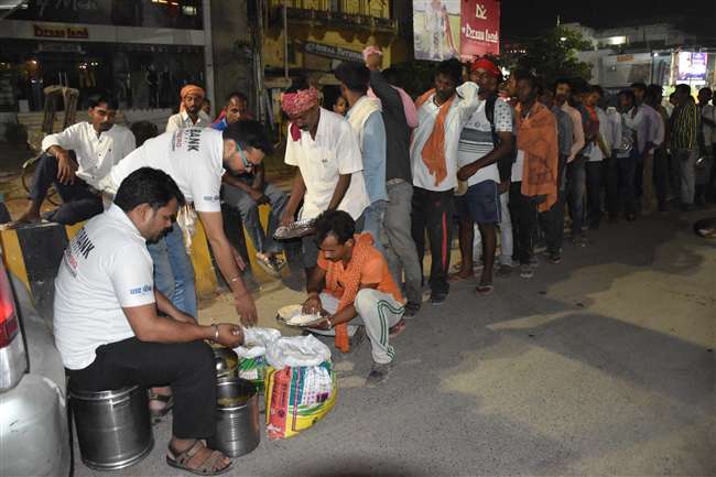 भूखे इंसान को देखकर बना दिया रोटी बैंक, आज देश भर में 1000 वालंटियर भूख ...
