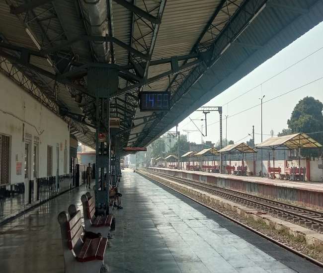 हाथरस सिटी जंक्‍शन पर चौबीस घंटे में दौड़ रहीं मात्र तीन लोकल ट्रेन ...