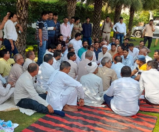 मेरठ में ट्रैक्टर-ट्राली से भाजपा एमएलसी के आवास पहुंचे किसान ...