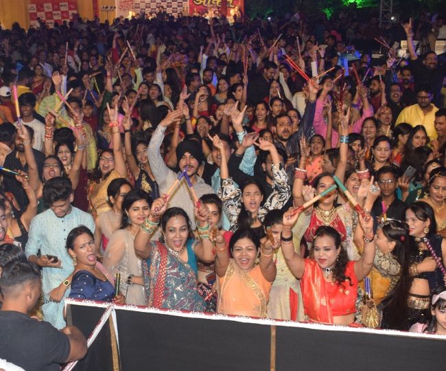 कानपुर में इंडियन आइडल फेम पूजा चटर्जी की आवाज का चला जादू, खूब चटकीं ...