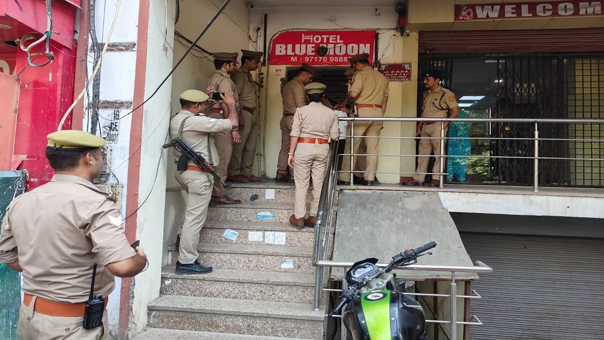 Raid in Hotels: छापा पड़ते ही मची भगदड़, कमरों में मिले... दनादन 8 ...