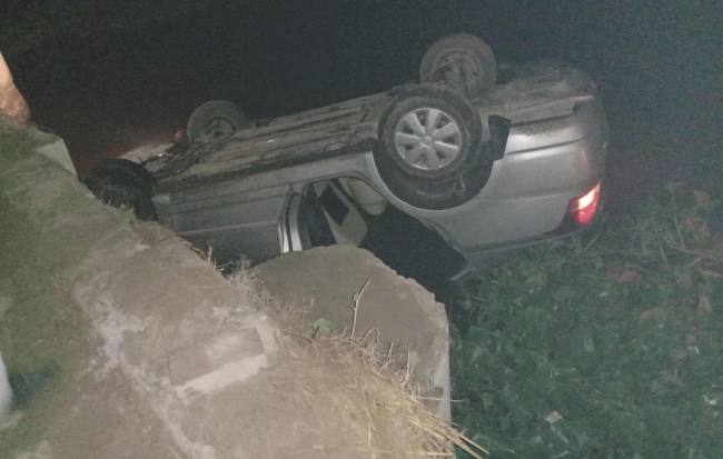 गंदे नाले में स्विफ्ट कार गिरने से चालक घायल, रोष - Swift car fell in ...