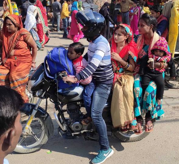 भैया दूज पर भीड़ से चरमराई यातायात नियमों की व्यवस्था - trific rool ...