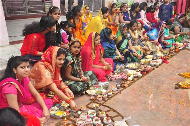 Bhaiya Duj : भाइयों को तिलक लगाकर किया दीर्घायु की कामना, यम देवता का ...