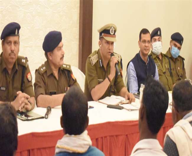 वाराणसी में अपर पुलिस आयुक्‍त सुभाष चंद्र दुबे ने देव दीपावली पर जारी ...