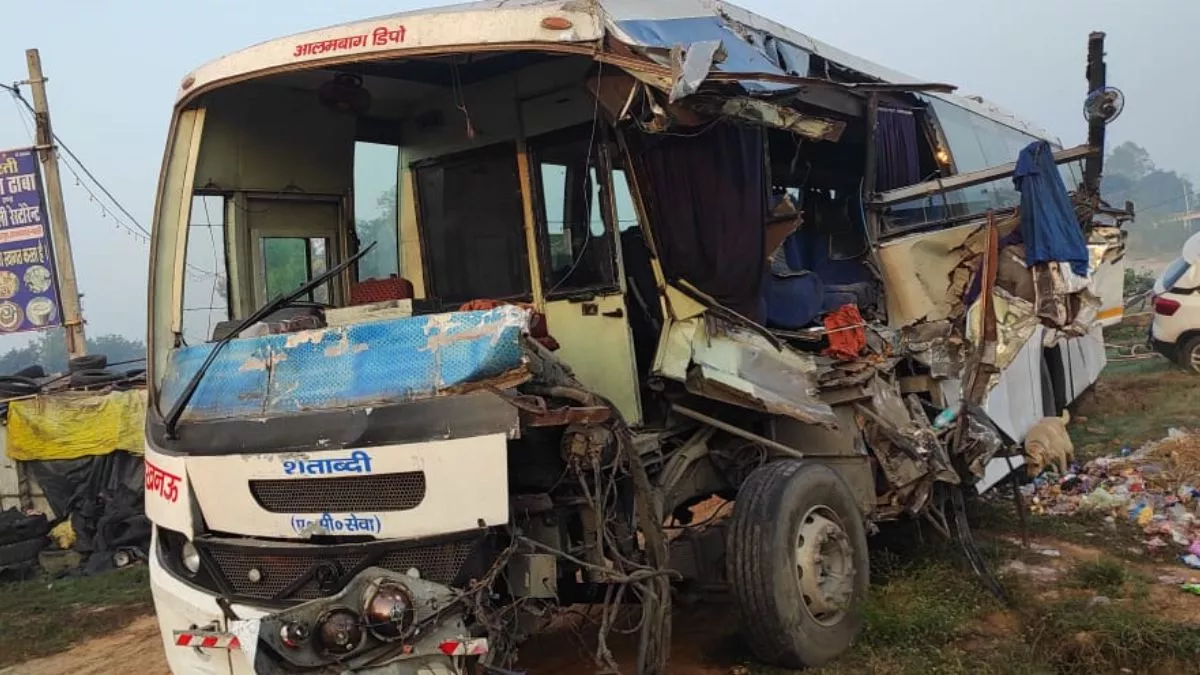 Basti Accident News: सड़क पर खड़ी ट्रेलर से टकराई बस, एक की मौत- तीन यात्री घायल - Basti road ...