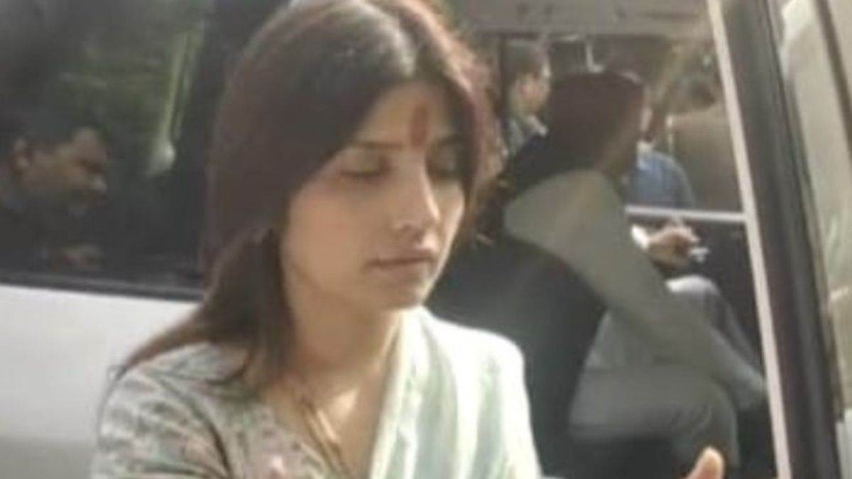 Mainpuri By Election: चुनावी रण में डिंपल यादव, सपा दफ्तर पर बैठक में बोलीं- नेताजी के सम्मान का ...