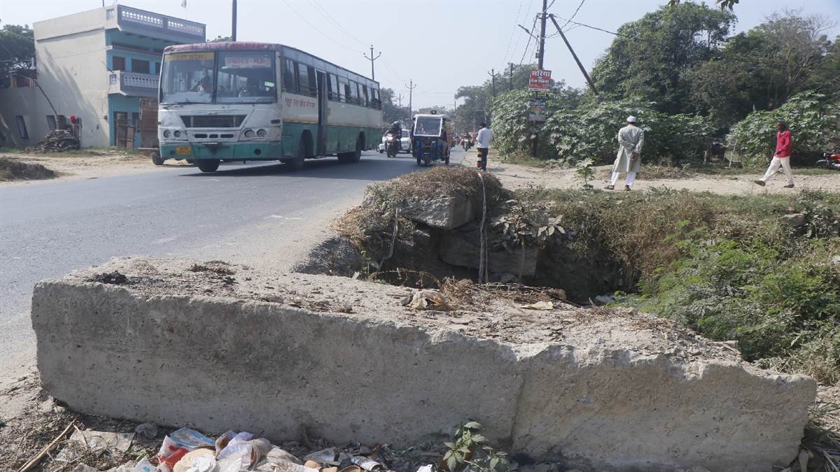 Road Safety in Jaunpur : ब्लैक स्पाट घोषित फिर भी सतर्कता और बचाव के ...