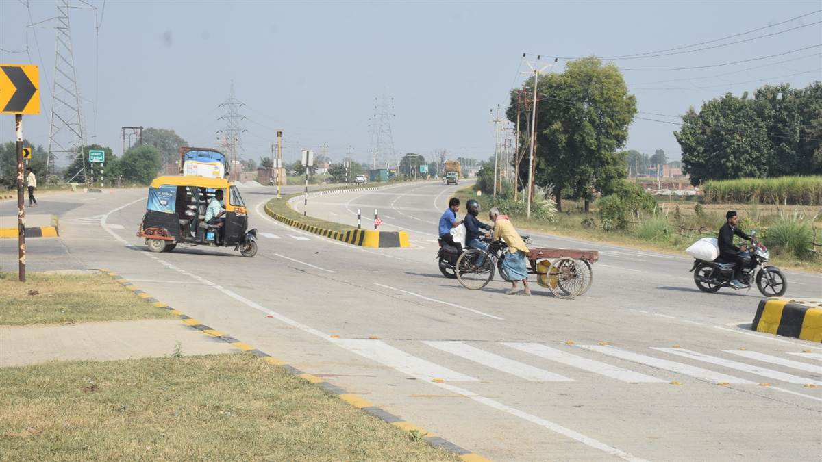 Road safety in Varanasi : सरपट भागती सड़कों पर पहुंचकर लिंक रोड तोड़ ...