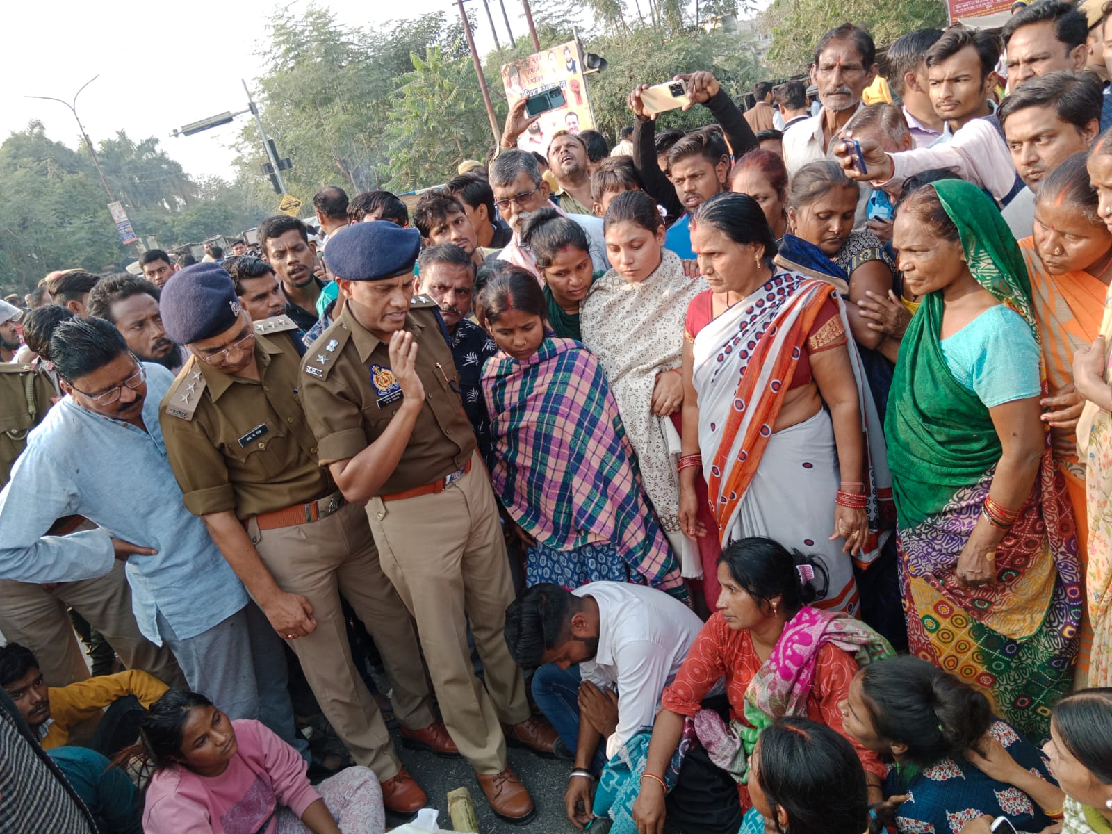 Love Jihad in Lucknow: सड़क पर युवती का शव रखकर प्रदर्शन, लव जिहाद के ...