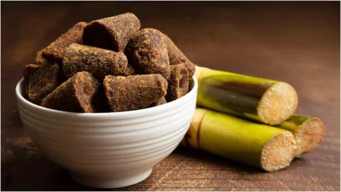 Jaggery Winter Benefits: फेफड़ों को अंदर से साफ करता है गुड़, जानें इसे ...