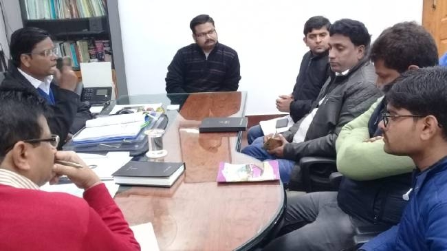 चुनाव को ले मोबाइल सेवा प्रतिनिधियों के साथ डीएम ने की बैठक - DM ...