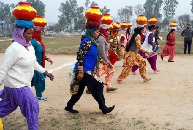 मटका दौड़ में कमला प्रथम, रामरती द्वितीय - Kamla wins first in Matka ...