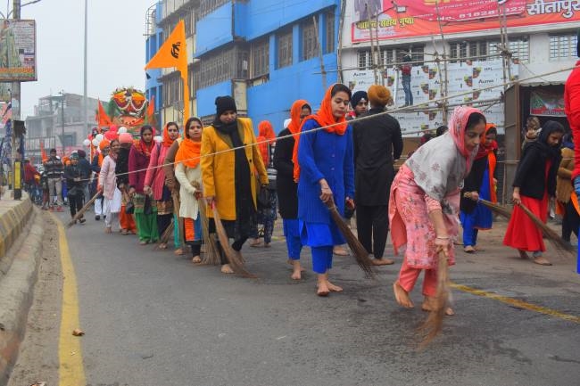 सिख समाज ने निकाली प्रभात फेरी, हुए सबद-कीर्तन - sikh taken out prabhat ...