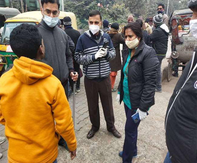 फार्म में दिखीं आइपीएस शीला ईरानी, सड़क किनारे यूरिन करने वालों को ...