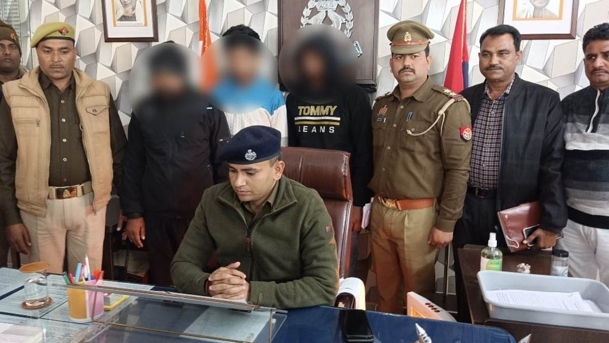 आगरा में सॉल्वर गिरोह का भंडाफोड़- SSC GD की परीक्षा में सख्ती के कारण ... आगरा में सॉल्वर गिरोह का भंडाफोड़- SSC GD की परीक्षा में सख्ती के कारण ...
