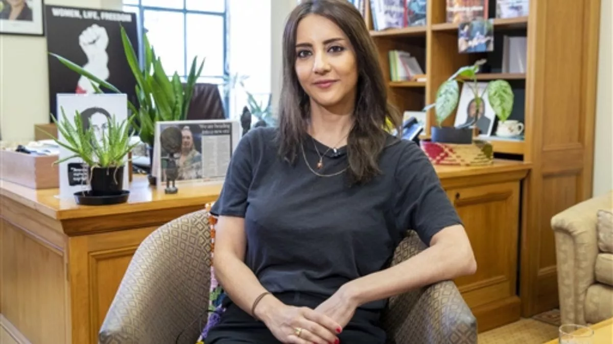 Golriz Ghahraman: कौन हैं न्यूजीलैंड की पहली शरणार्थी सांसद गोलिज घरमन ...