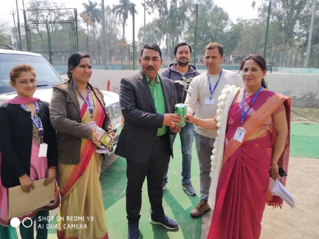 परीक्षा देने आई छात्राओं का बुके देकर किया गया स्वागत - girls students ...