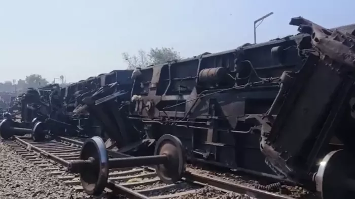 Delhi Train Accident: जखीरा फ्लाईओवर के पास बड़ा ट्रेन हादसा, पटरी से ...