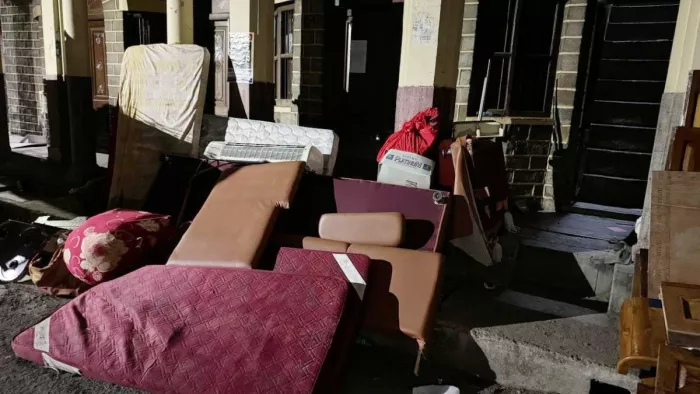 पुलिस ने उखाड़े Abdul Malik के घर के दरवाजे, बिस्तर-बर्तन सब किया जब्त ...