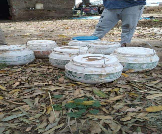 डेराबस्सी के गांव बेहड़ा में पुलिस की रेड 150 लीटर देसी शराब बरामद ...