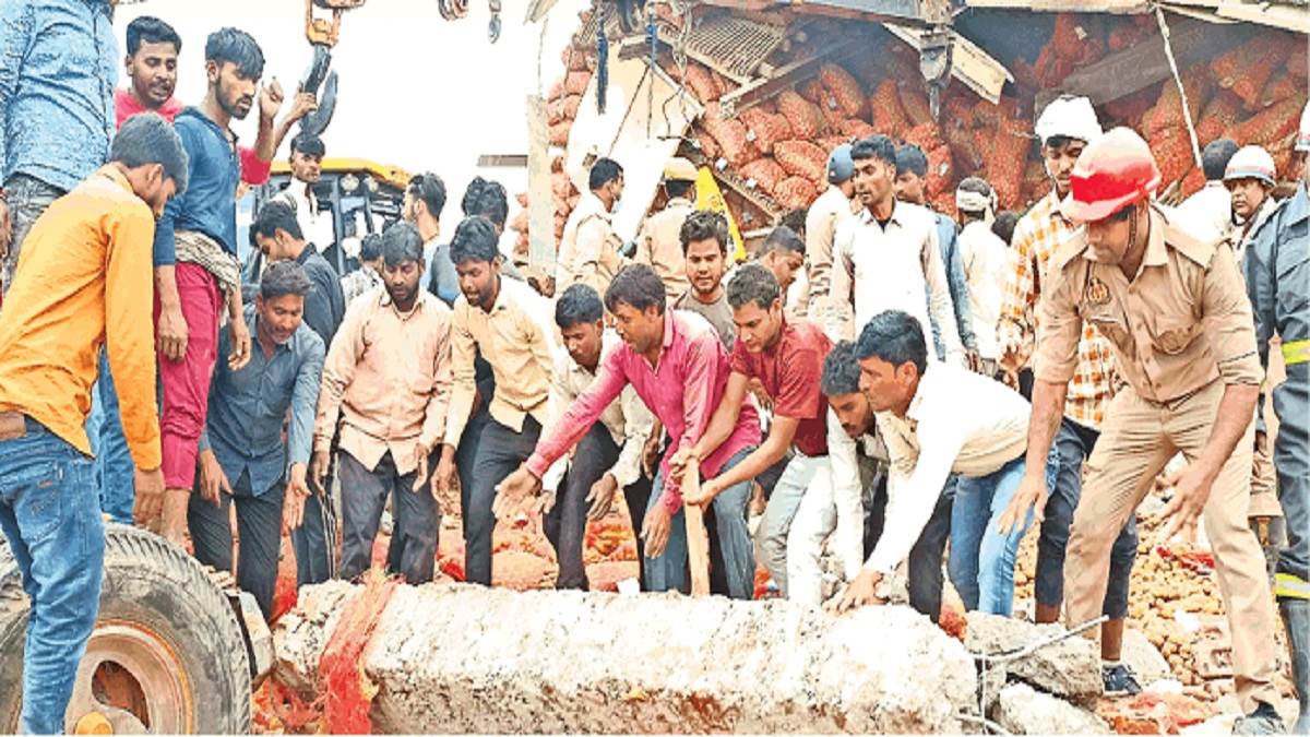 Chandausi Cold Store Collapse: भतीजे को बचाकर खुद की जान जोखिम में डाली ...